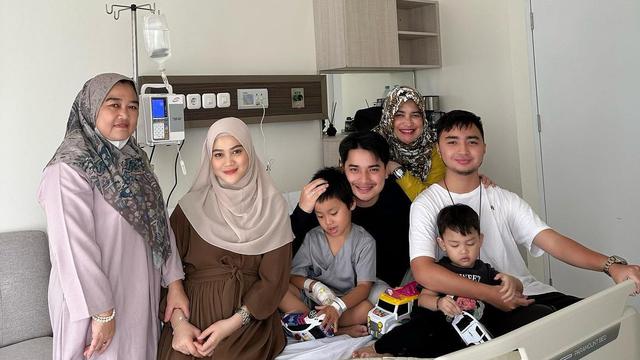 7 Potret Kompak Umi Yuni dan Alvin Faiz, Jenguk Yusuf hingga Umrah ...