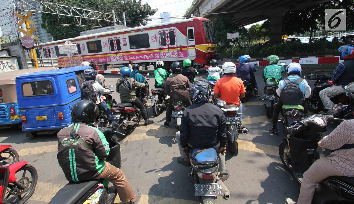 PHOTO: Dianggap Jadi Penyebab Kemacetan, Perlintasan di Jalan KH Mas Mansyur Akan Ditutup - Foto ...