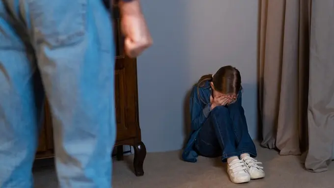 7 Dampak Kekerasan Verbal dan Fisik pada Perkembangan Otak Anak - Parenting Fimela.com