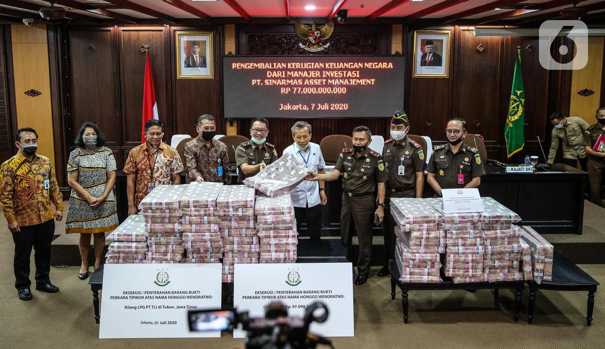 FOTO: Tumpukan Uang Barang Bukti Kasus Honggo Wendratno - Foto Liputan6.com