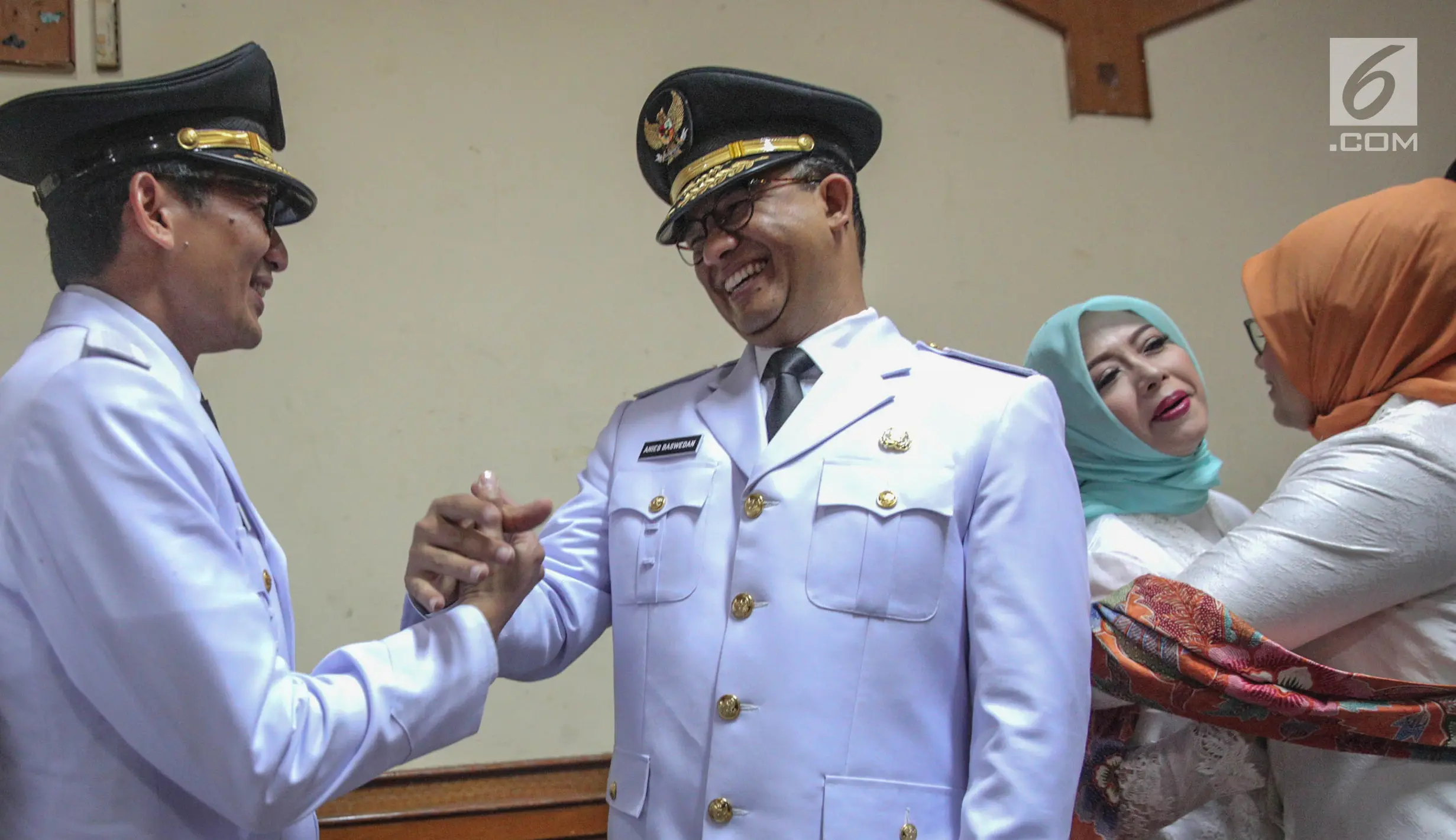 PHOTO: Gaya Anies dan Sandi Saat Bertemu di Masjid Sunda Kelapa - Foto Liputan6.com