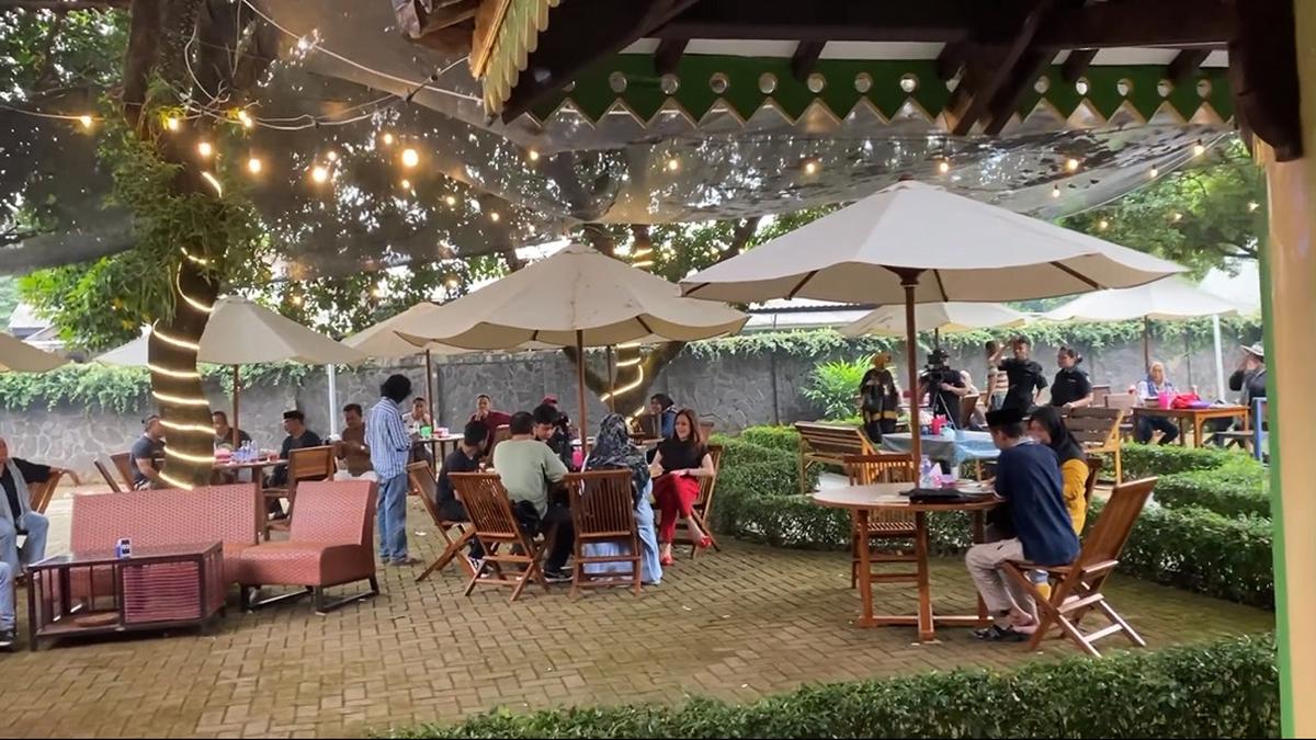 10 Potret Rumah Mandra Disulap Jadi Warung Makan Betawi, Maia Estianty ...
