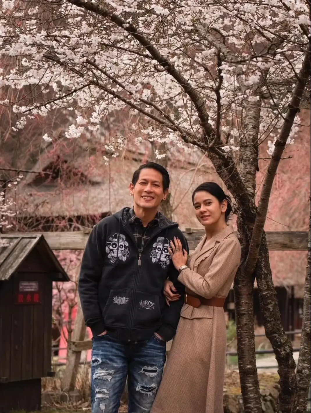 8 Potret Gaya Serasi Chef Juna dan Citra Anindya Liburan di Jepang, Bak ...