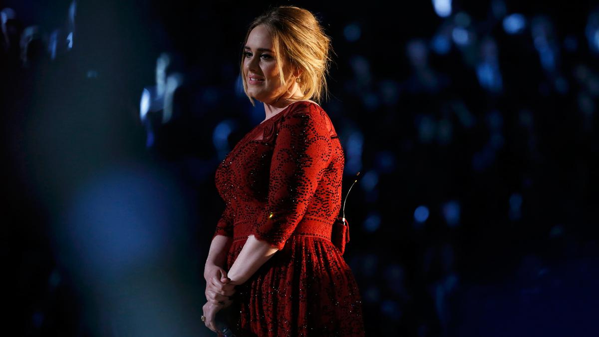 Begini Gaya Adele Twerking di Atas Panggung - ShowBiz Liputan6.com
