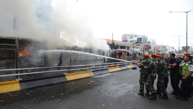 Aksi 22 Mei, Massa Bakar 5 Bus dan Mobil Polisi di Flyover Slipi - News ...