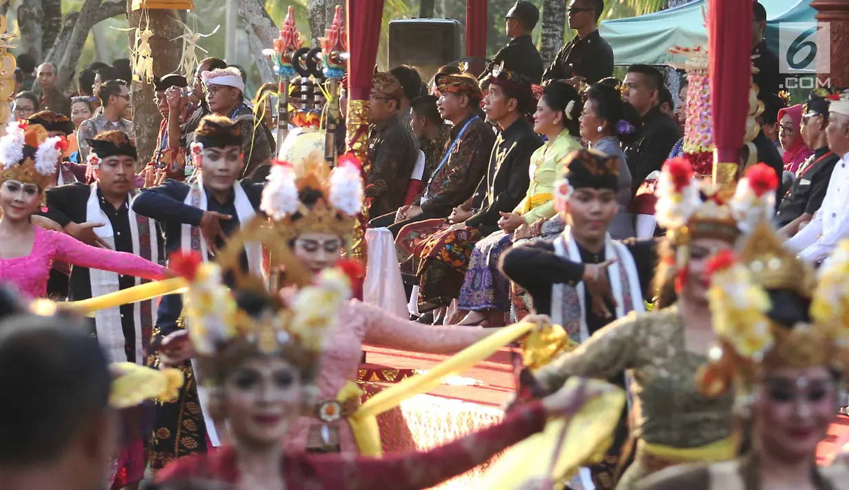 FOTO: Kenakan Pakaian Adat, Jokowi Buka Karnaval Budaya Bali - Foto ...