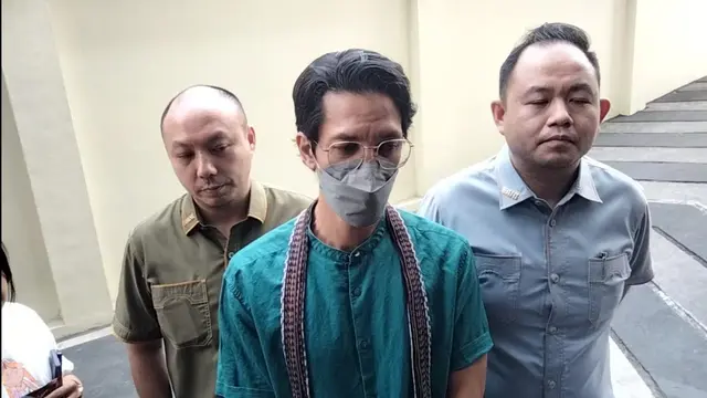 Edward Akbar Serasa Kena Double Combo Hadapi Gugatan Cerai dan ...