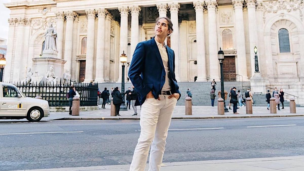 FOTO: Gaya El Rumi dengan Pakaian Formal, Tetap Stylish - Foto Liputan6.com