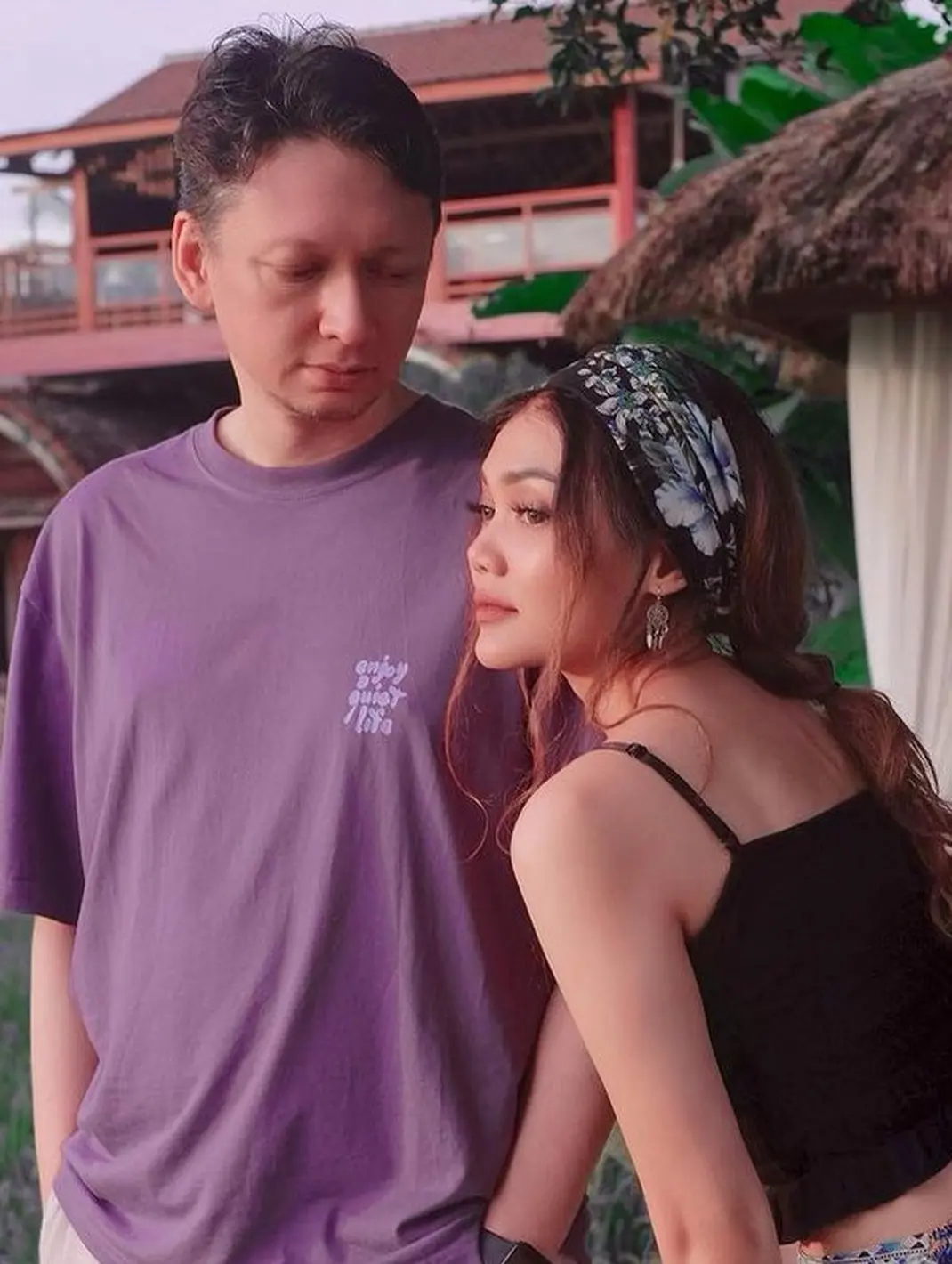 Jauh dari Gosip, Ini Potret Rina Nose dan Suami yang Manis dan Romantis ...