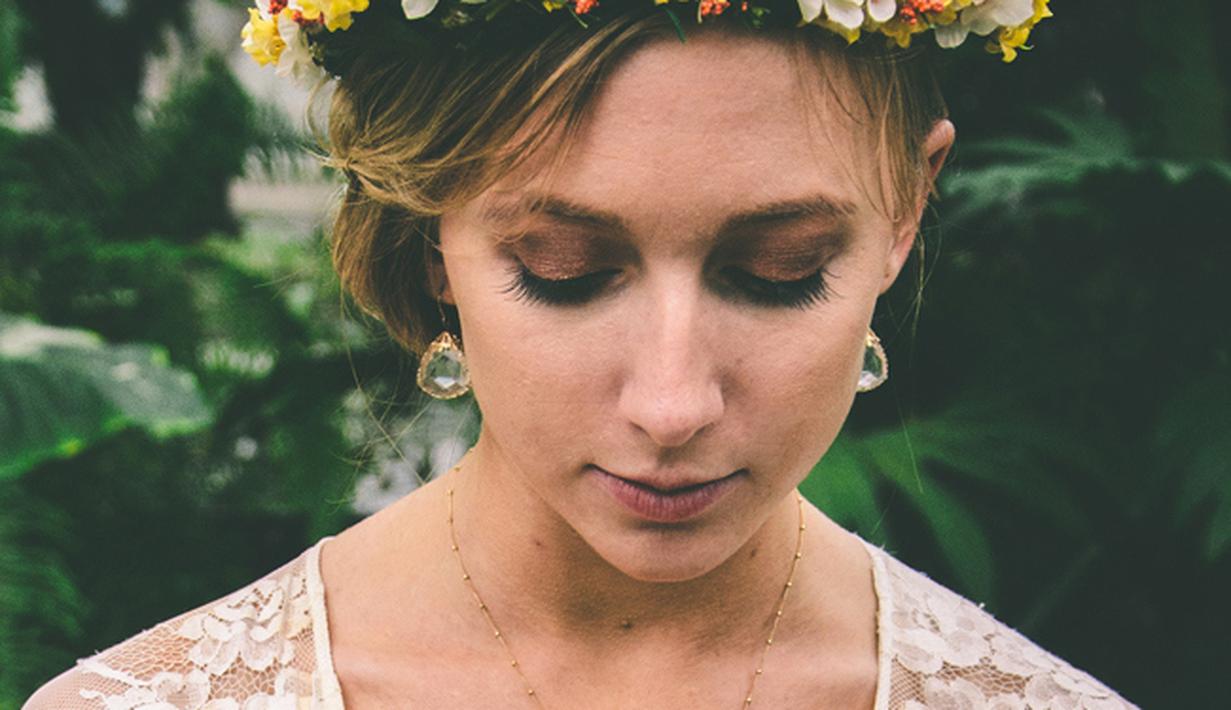 7 Inspirasi Hair Do Pernikahan Menggunakan Bunga Segar - Photo Fimela.com