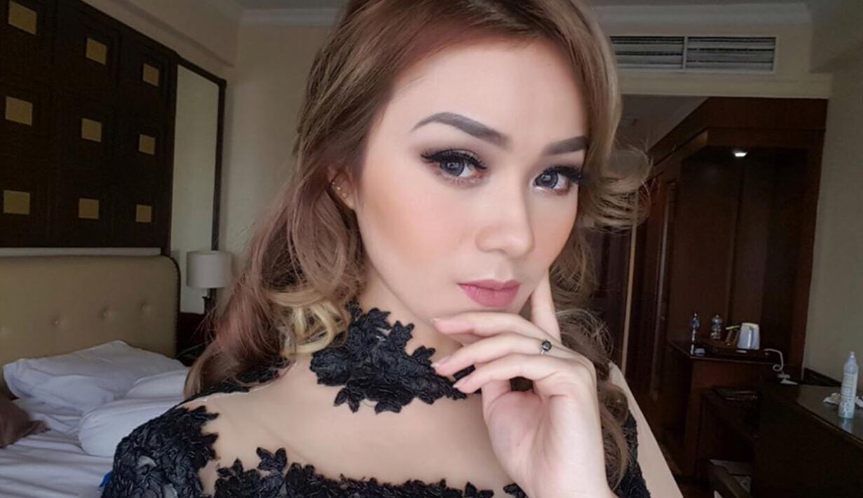 FOTO: Gaya Cantik Dara The Virgin Saat Pakai Kebaya, Anggun Banget - Foto Liputan6.com