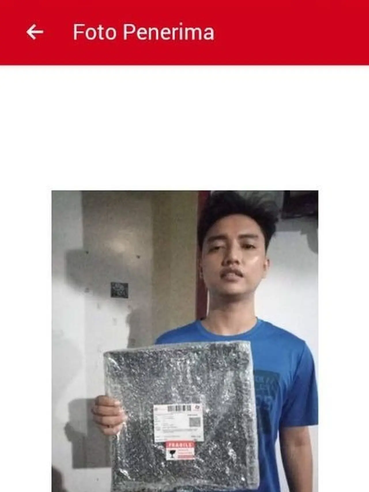 6 Pose Kocak Cowok Terima Paket, Kurir Jadi Geleng Kepala - Hot ...