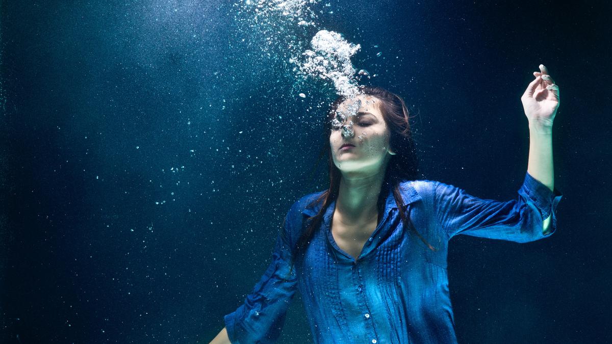 15 Arti Mimpi Tenggelam yang Menggambarkan Perasaanmu - Lifestyle ...
