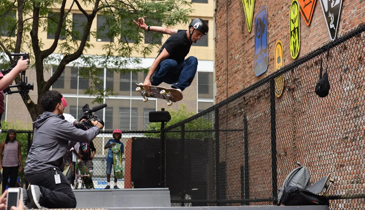 PHOTO: Aksi Skater Legendaris Tony Hawk di Skate Park Rancangannya ...
