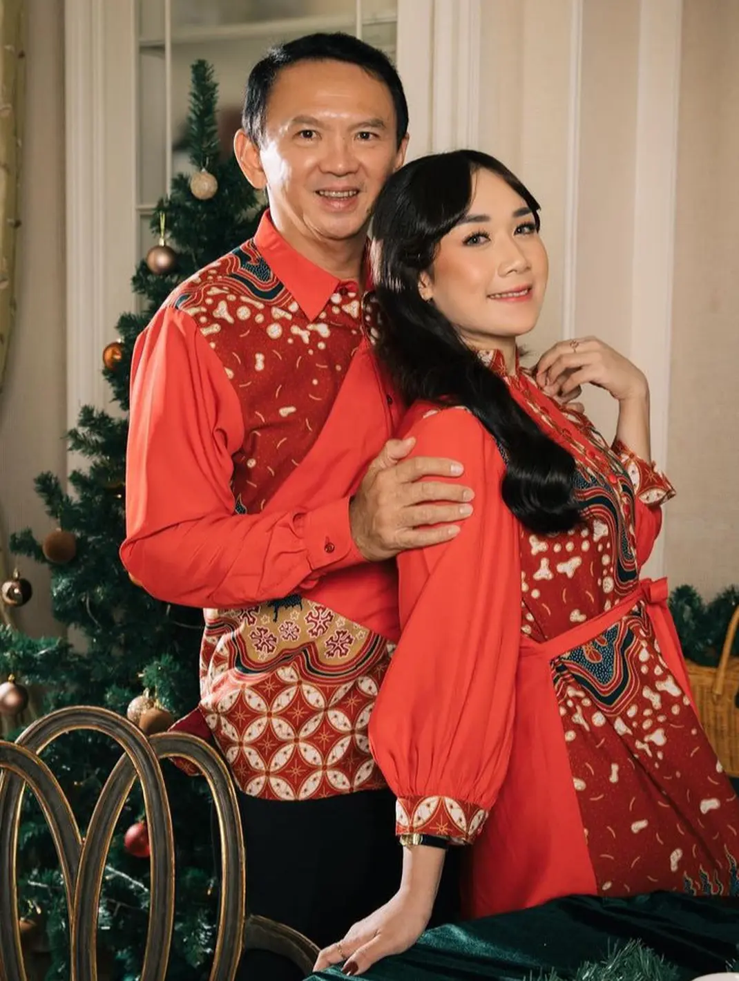6 Tampilan Puput Nastiti Devi, Istri Ahok saat Rayakan Natal Kenakan Dress Batik Bernuansa Merah ...