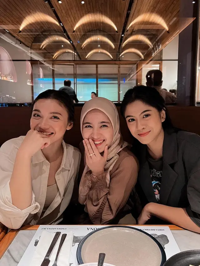 6 Potret Cut Syifa Hadiri Perayaan Ultah Angela Gilsha dan Reuni dengan Mischa Chandrawinata ...