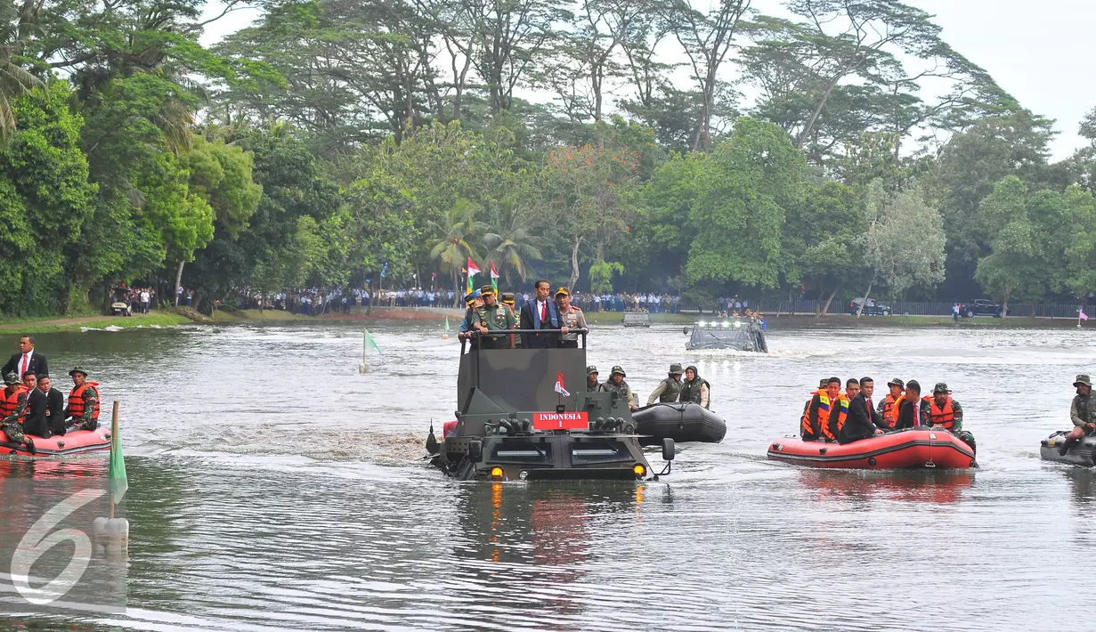 Hadiri Rapim TNI, Jokowi Naik Panser Anoa Amfibi - Foto Liputan6.com