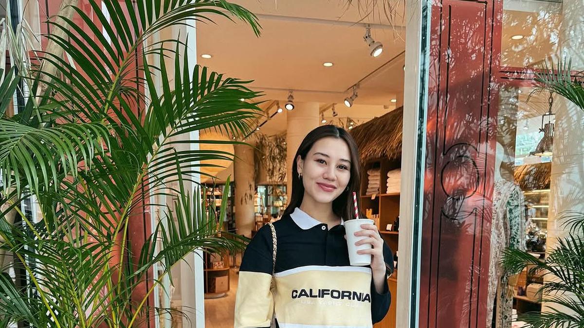 Gaya Fashion Bumil Aaliyah Massaid, Casual Chic dengan Tas Chanel Rp98 ...