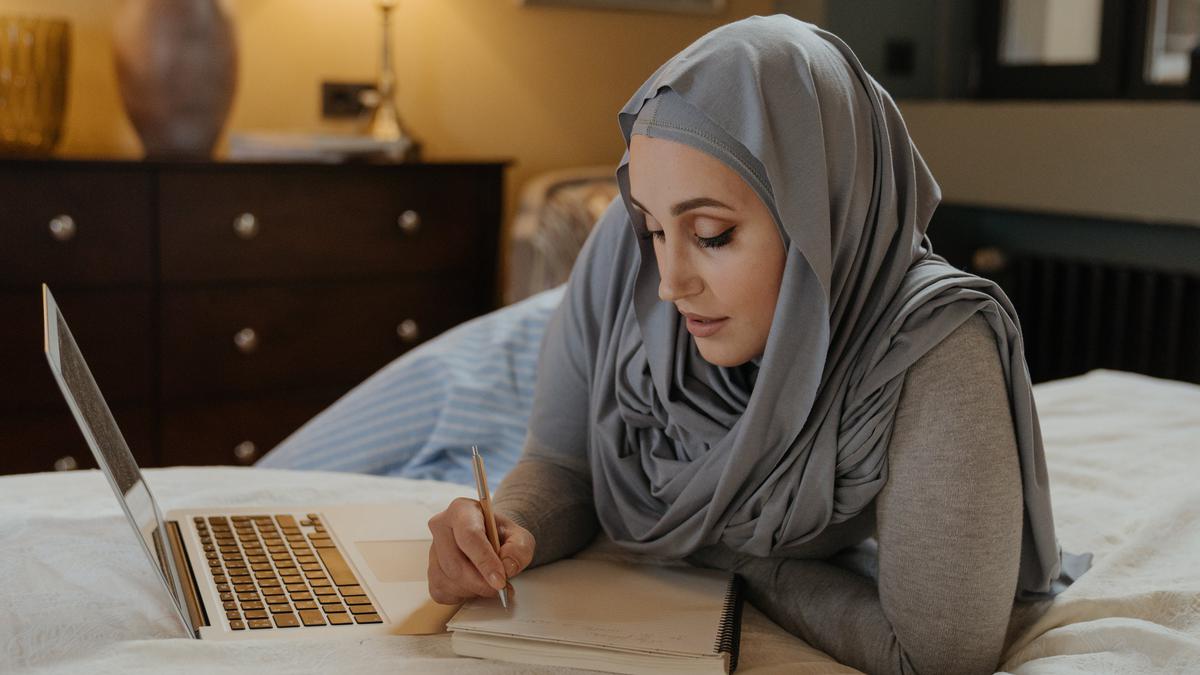 Golongan Muslimah yang Tak Wajib Pakai Hijab, Siapa Saja? - Islami ...