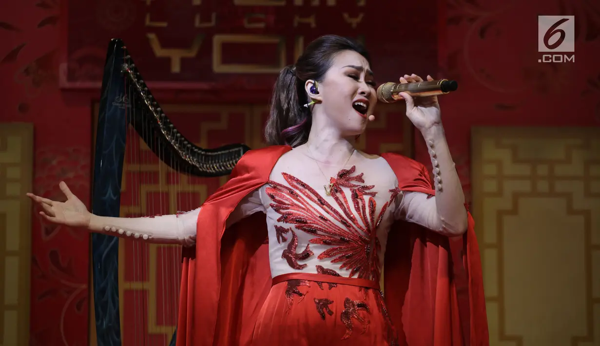 FOTO: Rayakan Imlek, Harpist Angela July Hibur Penonton - Foto Liputan6.com