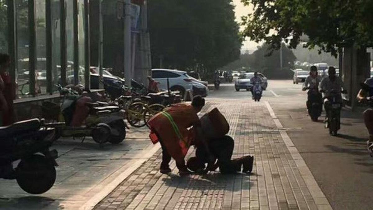 Menyentuh, Penyapu Jalan Berbagi Makan dengan Pengemis Buta - Citizen6 ...