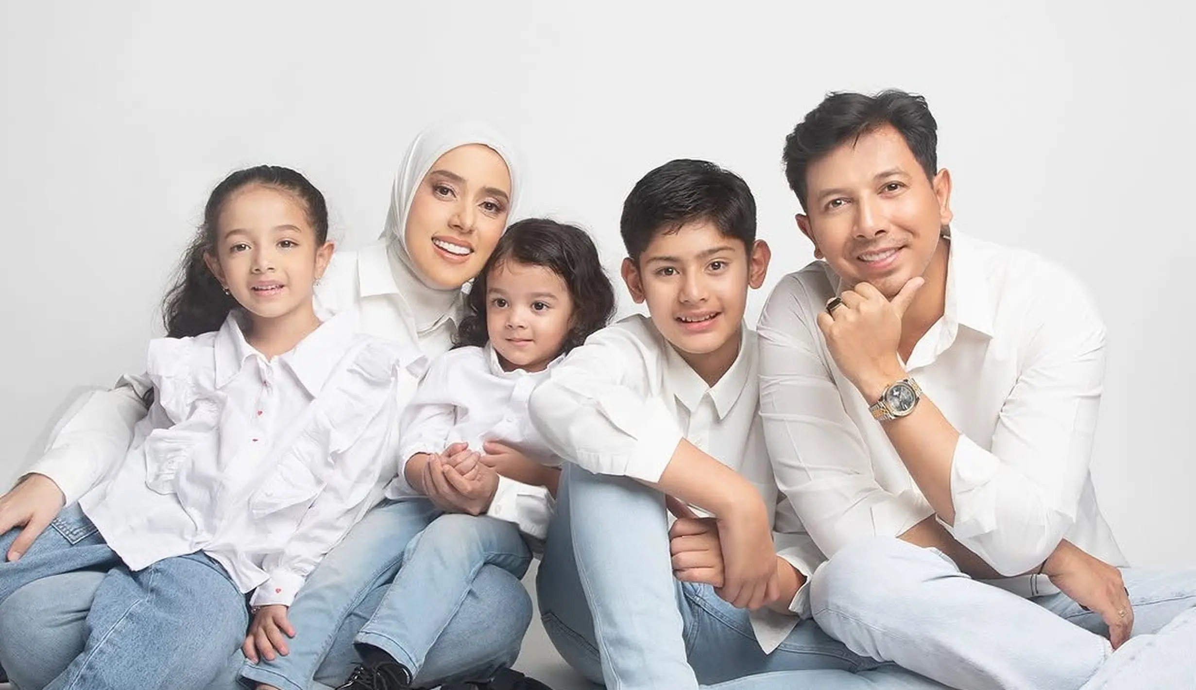 Pemotretan Keluarga Fairuz A Rafiq dan Sonny Septian, Wajah Anak ...