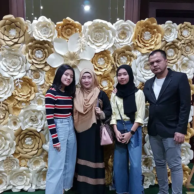 6 Potret Keluarga Haldy Sabri Sebelum Menikah dengan Irish Bella, Penuh Kehangatan - Hot ...