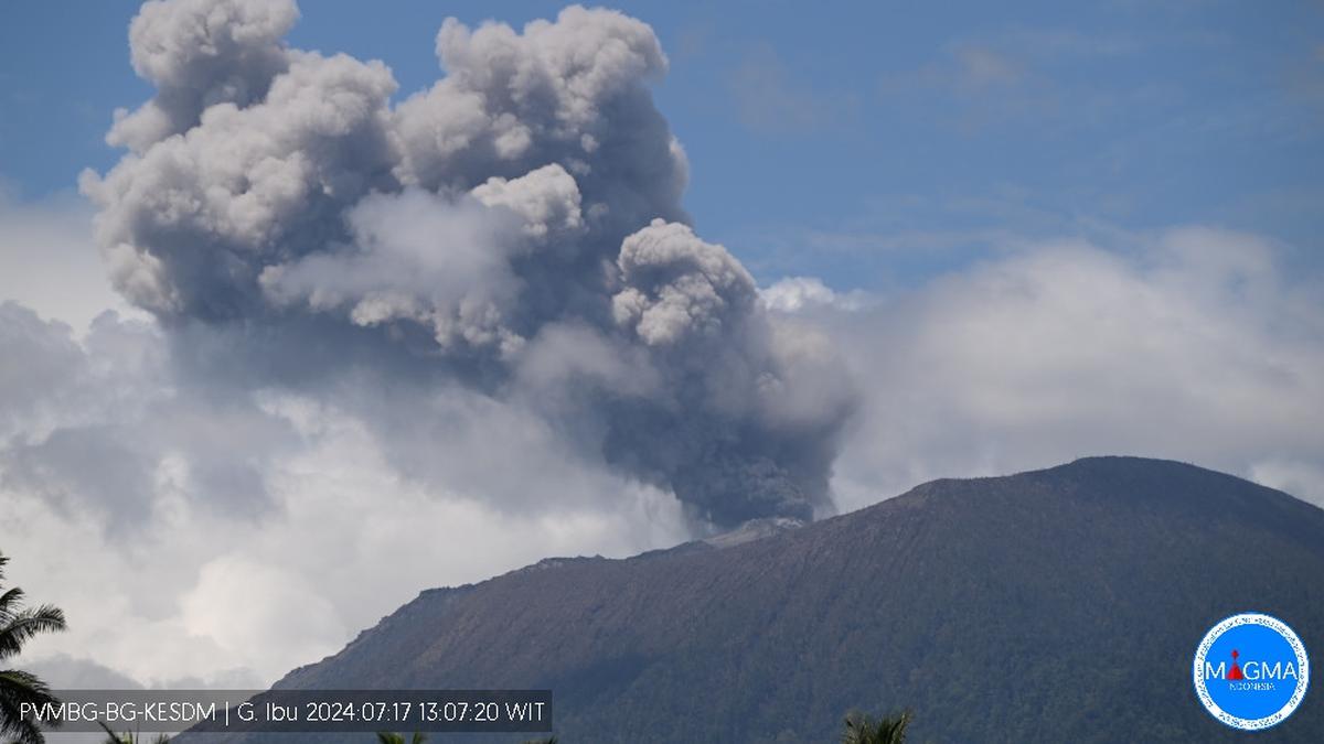 Gunung Ibu Meletus Lagi, Semburkan Abu Vulkanik 1.000 Meter ke Arah Timur Laut - Regional ...
