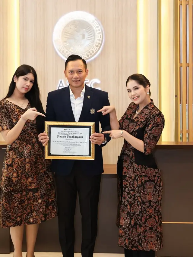 7 Pesona Annisa Pohan Dampingi AHY Wisuda S3, Elegan Kenakan Kebaya ...