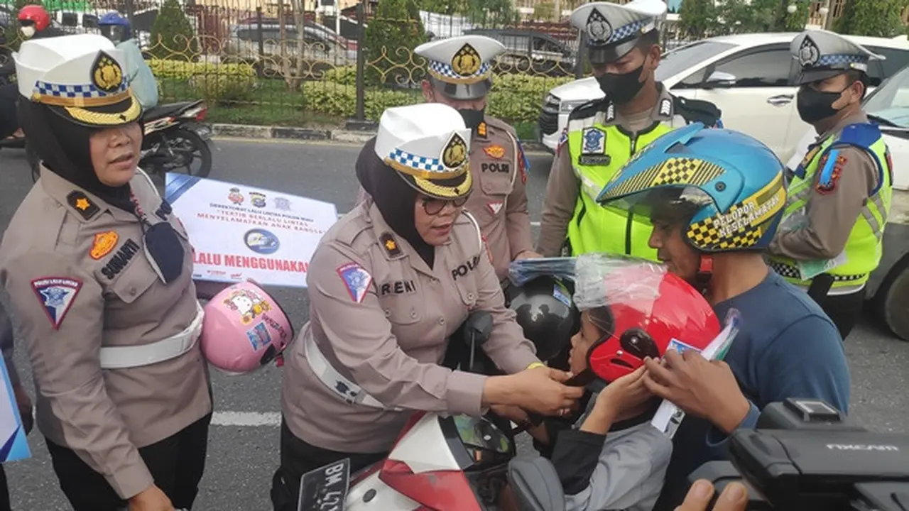 Operasi Zebra, Polisi di Pekanbaru Kasih 'Hadiah' ke Pelanggar Lalu Lintas - Regional Liputan6.com