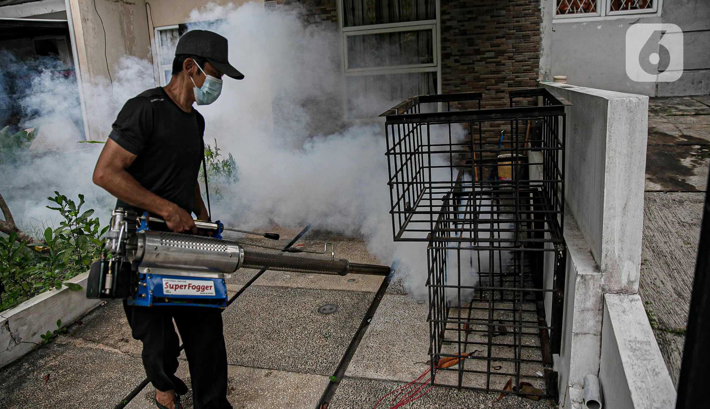 FOTO: Semprot Asap Cegah Wabah DBD di Perumahan Tangsel - Foto Liputan6.com