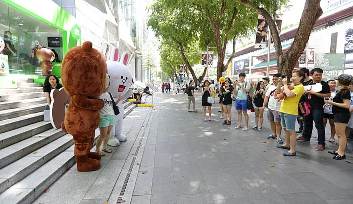 Foto Detik-Detik Melamar Pakai Kostum Beruang Brown - Photo Fimela.com