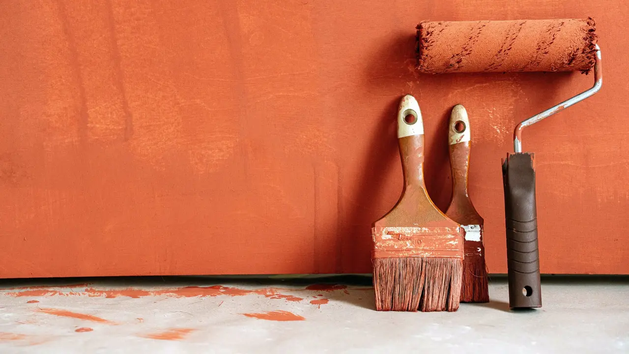 7 Cara Menghilangkan Noda Cat di Baju yang Mudah dan Efektif