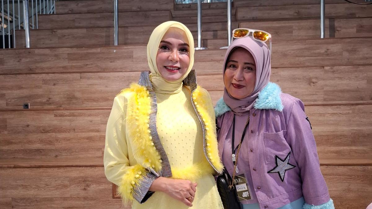 Desainer Dwi Purwati dan Aisyah Hesti Main Warna Pelangi hingga Tenun Majalaya di Koleksi Cotton ...