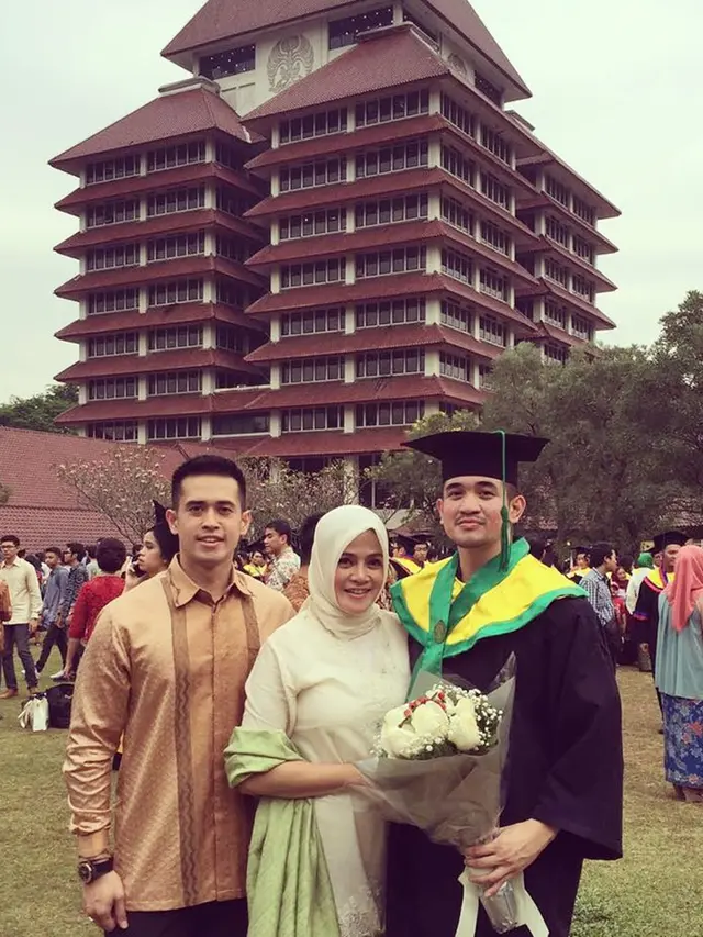 6 Potret Eks Ibu Mertua Olla Ramlan yang Awet Muda, Dikira Istri Baru Aufar Hutapea - Hot ...