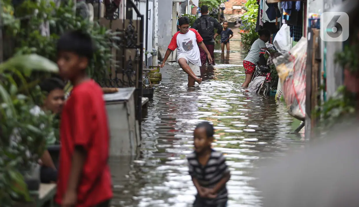 Update Banjir Jakarta: Genangan Air Masih Rendam 14 RT dan 3 Ruas Jalan - Foto Liputan6.com