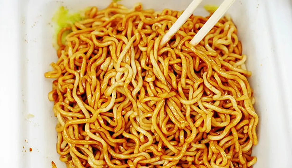 Langkah Membuat Mie Instan Super Pedas Yang Bikin Lapar - Photo Fimela.com