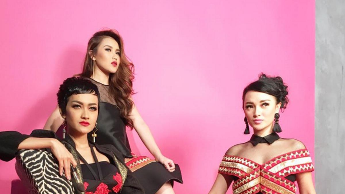 Keseruan Zaskia Gotik - Ayu Ting Ting di Video Klip Julia Perez - Entertainment Fimela.com