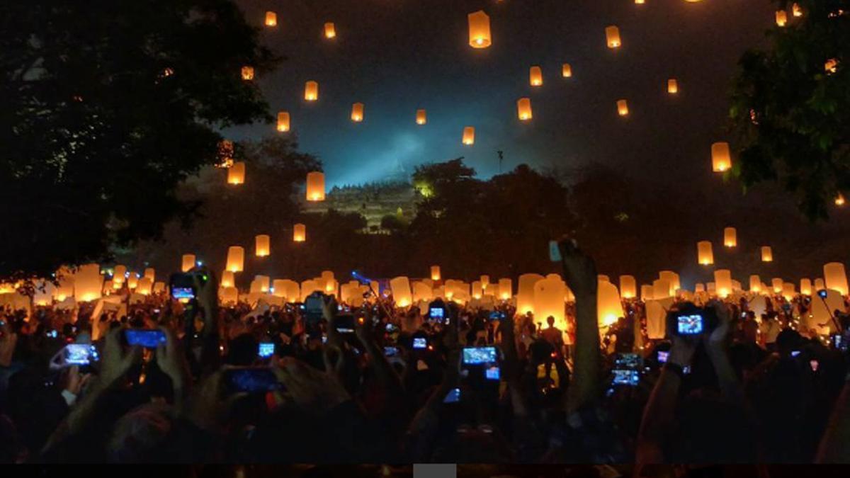Melihat Ribuan Lampion Waisak di Langit Borobudur dalam 9 Potret - Lifestyle Fimela.com