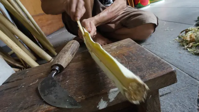 Begini Cara Membuat Kertas Daluang, Media Tulis Kuno Masyarakat ...