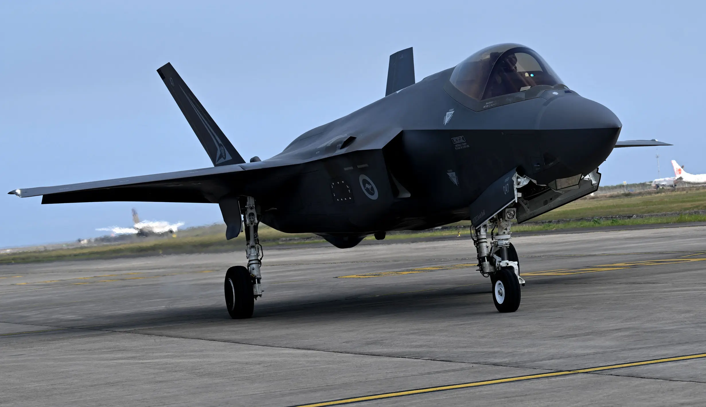 Melihat Atraksi dan Manuver Jet Tempur F35 Angkatan Udara Australia di Bali International ...