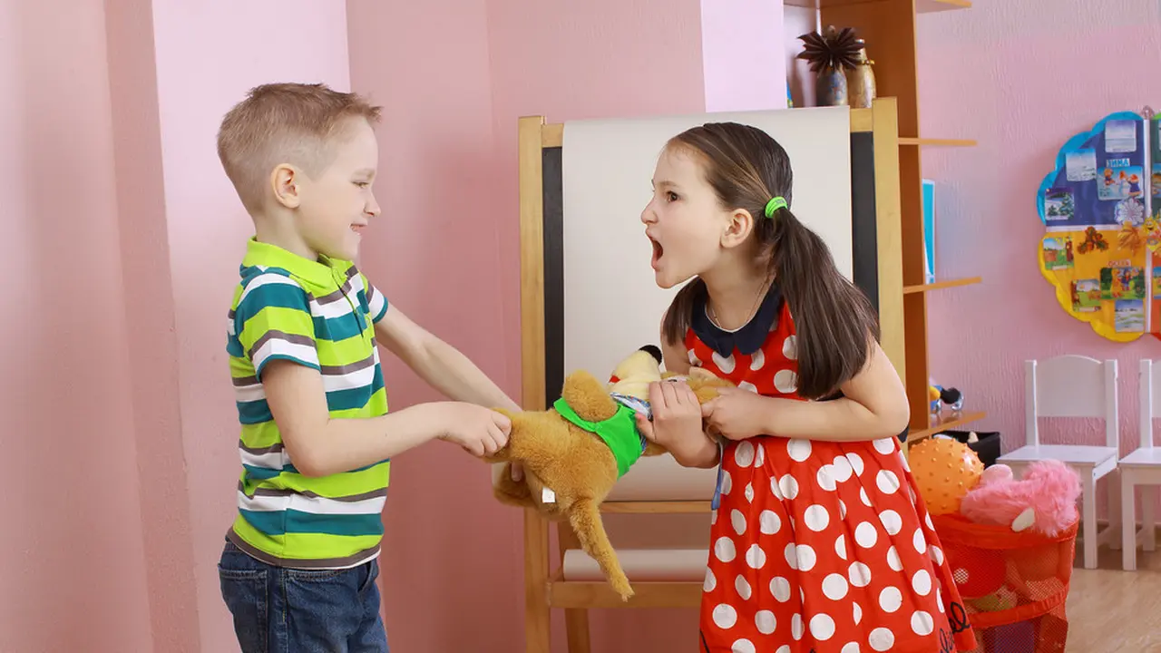 5 Cara Menghadapi Anak yang Bertengkar - Parenting Fimela.com