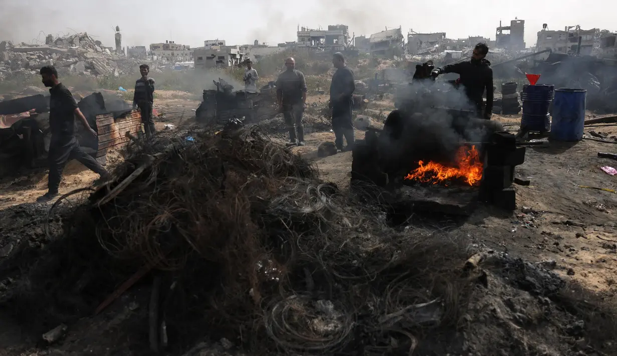 Potret Warga Gaza Mengubah Sampah Plastik Jadi Bahan Bakar Minyak
