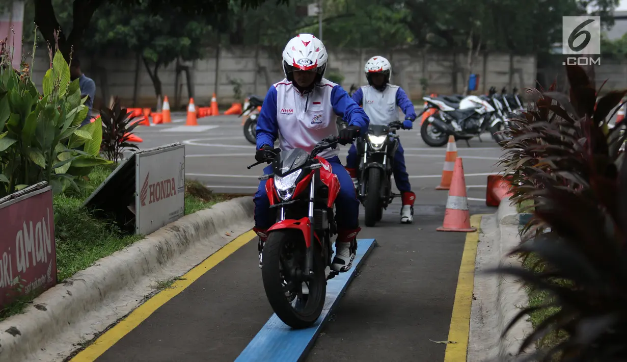 FOTO: Belajar Berkendara Dengan Baik di Kegiatan Safety Riding - Foto ...