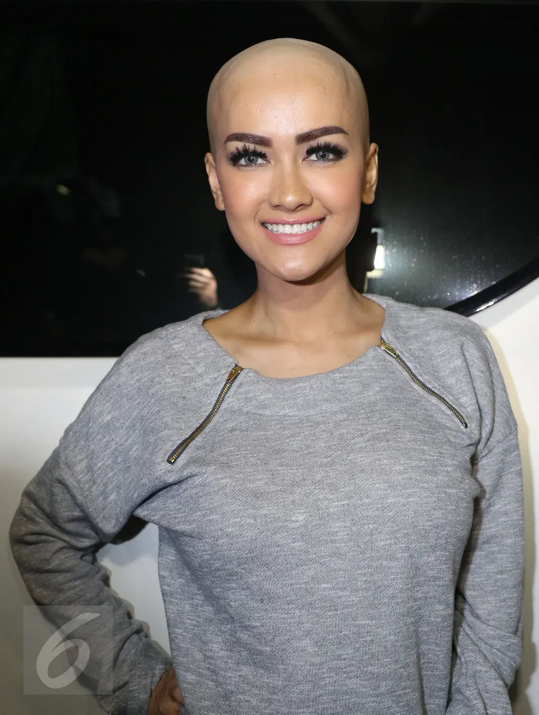 Julia Perez Cukur Rambut Hingga Botak - Foto Liputan6.com