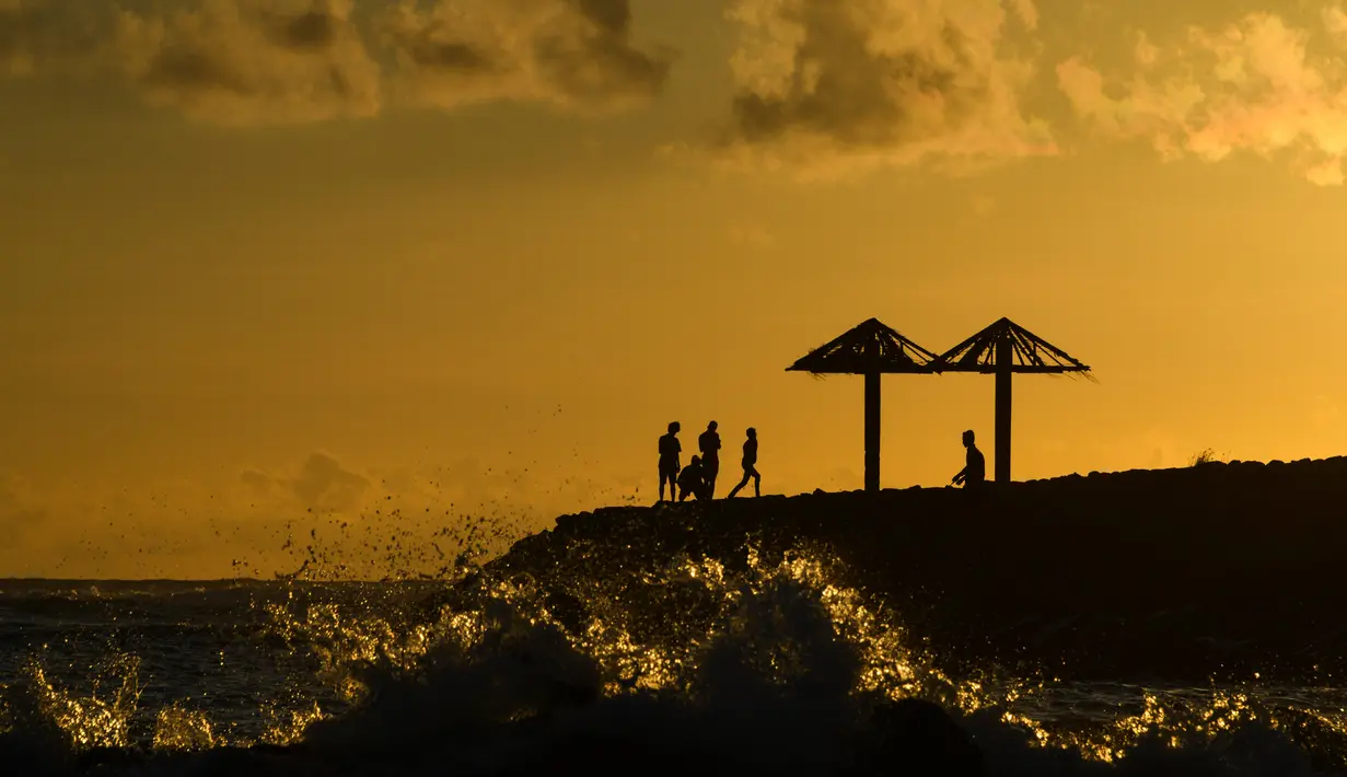 FOTO: Panorama Indah Sunset di Pantai Lhoknga Aceh - Foto Liputan6.com