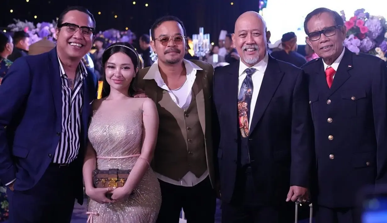 Potret Gofar Hilman Kondangan Gandeng Cupi Cupita ke Pernikahan Rizky ...