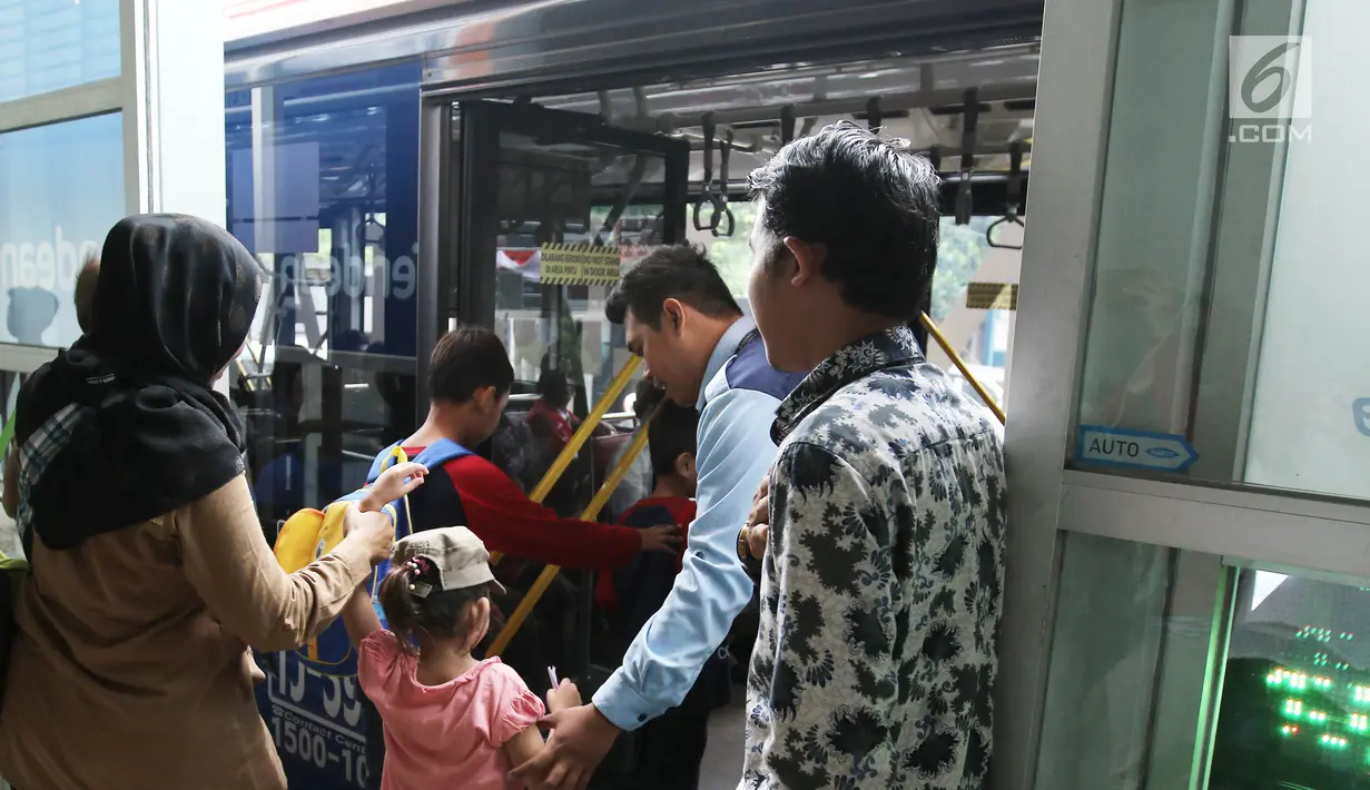 PHOTO: Menikmati Akhir Pekan dengan Menjajal Bus Transjakarta Koridor ...