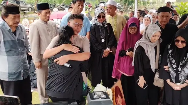 Ira Maya Sopha Menangis di Pusara Dina Mariana, Sebut Almarhumah Sahabat Terbaik - ShowBiz ...