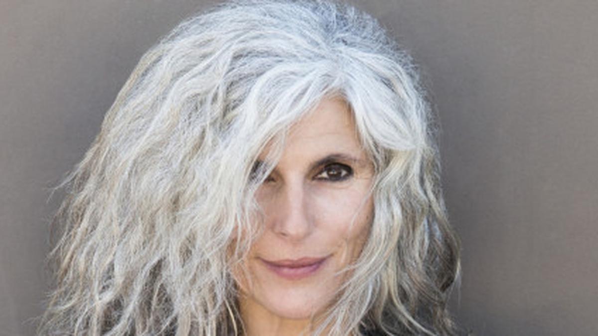 5 Alasan Rambut Berwarna Abu-Abu Itu Keren - Fashion & Beauty Liputan6.com